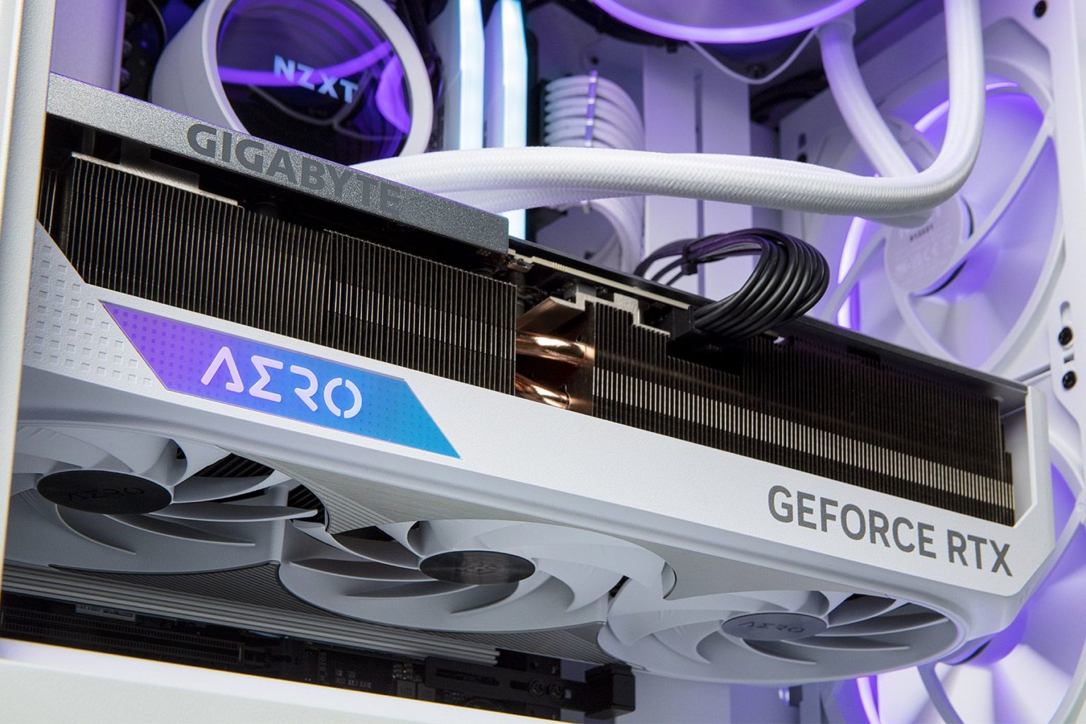 MIFCOM: Konfigurator für weiße Gaming-PCs - Hardware-Helden